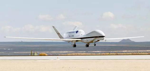 Ang unmanned Global Hawk ay magsasagawa ng unang pagsasaliksik sa pagbabago ng klima ng NASA sa stratosphere.
