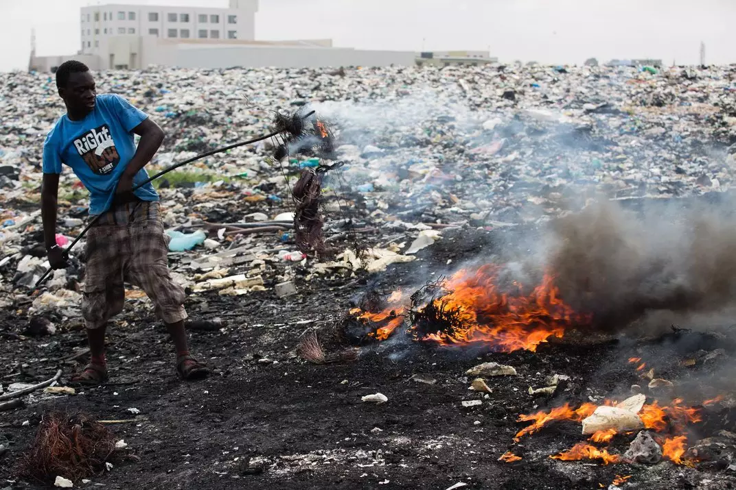 Kabeneran Ngaduruk Tukangeun Dump E-Runtah di Afrika