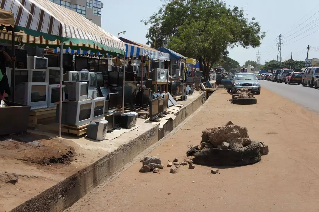 A verdade ardente detrás dun vertedoiro de residuos electrónicos en África