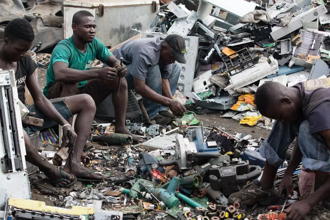 Kabeneran Ngaduruk Tukangeun Dump E-Runtah di Afrika