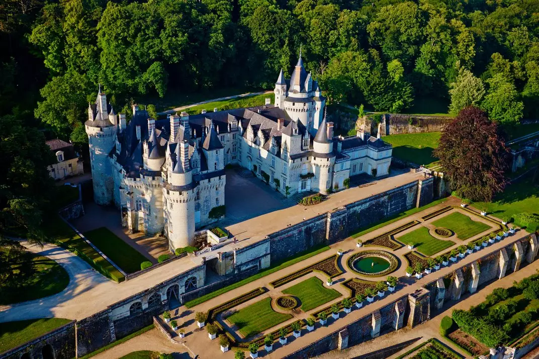 Francuski zamek, który mógł zainspirować „Śpiącą królewnę”, jest wypełniony przerażającymi manekinami 40512_5