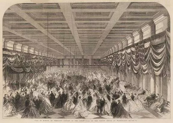 Uma gravura de 1865 do segundo baile de posse de Lincoln realizada no Escritório de Patentes.