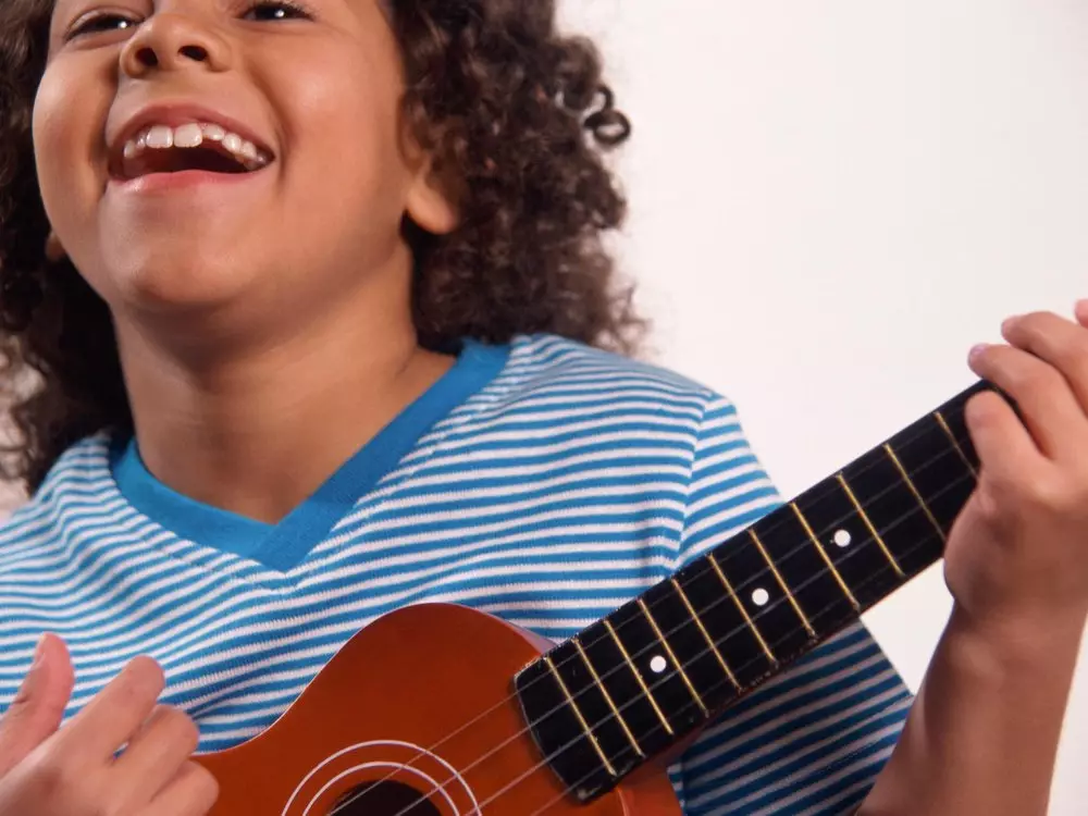 Barn med ukulele