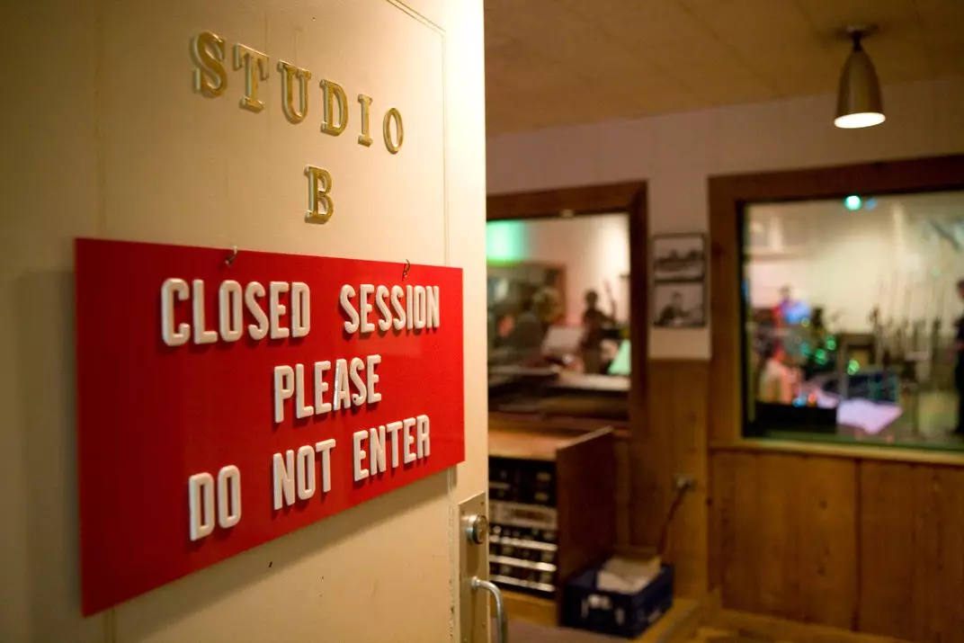 Play Paul Simon's Piano or Croon Into Elvis' Mic at These Seven Historic Recording Studios 40612_3