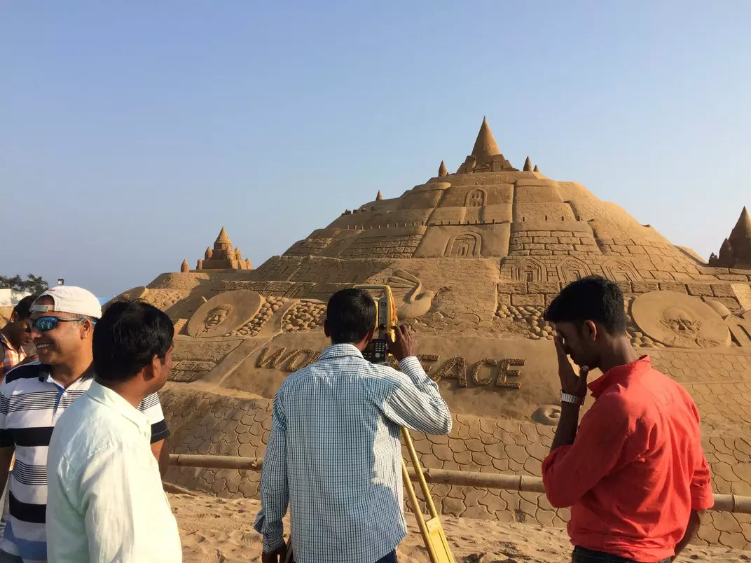 Estas fotos mostram o quão colossal é o castelo de areia mais alto do mundo 40674_1