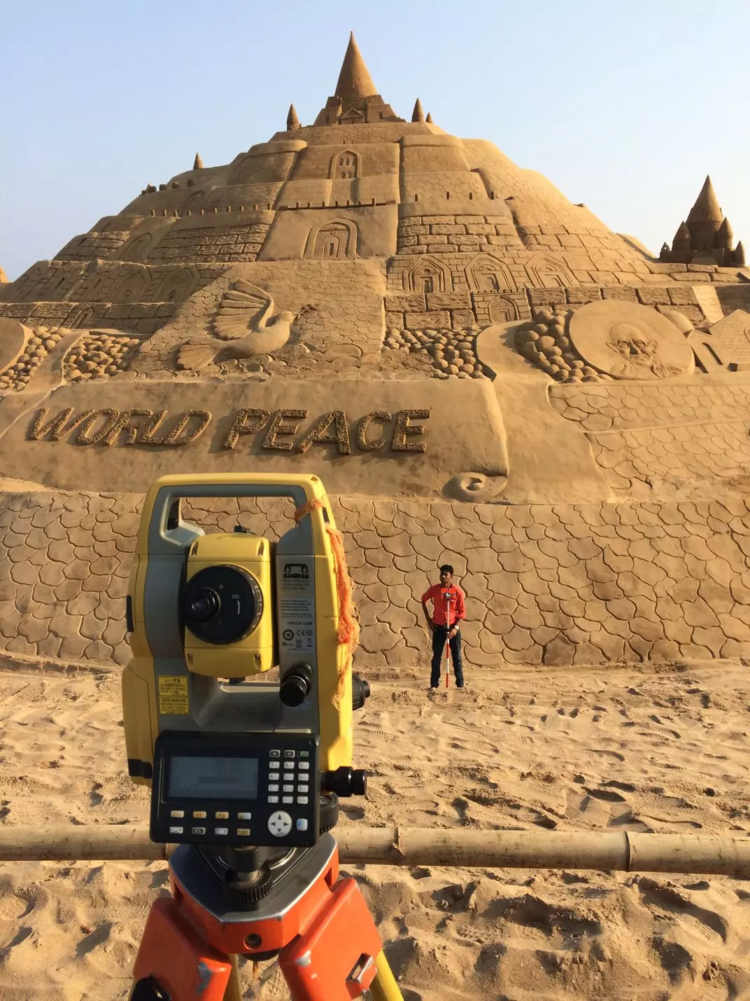 Estas fotos mostram o quão colossal é o castelo de areia mais alto do mundo 40674_2