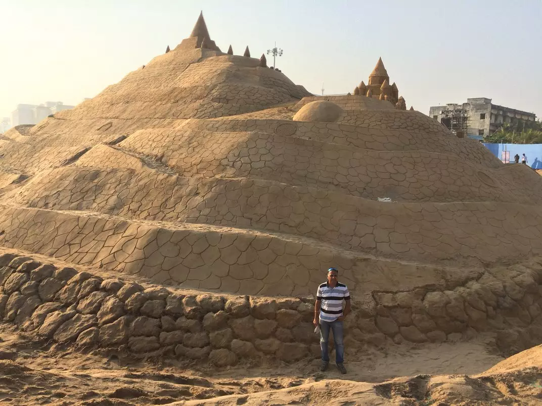 Những bức ảnh này cho thấy lâu đài cát cao nhất thế giới khổng lồ như thế nào 40674_3