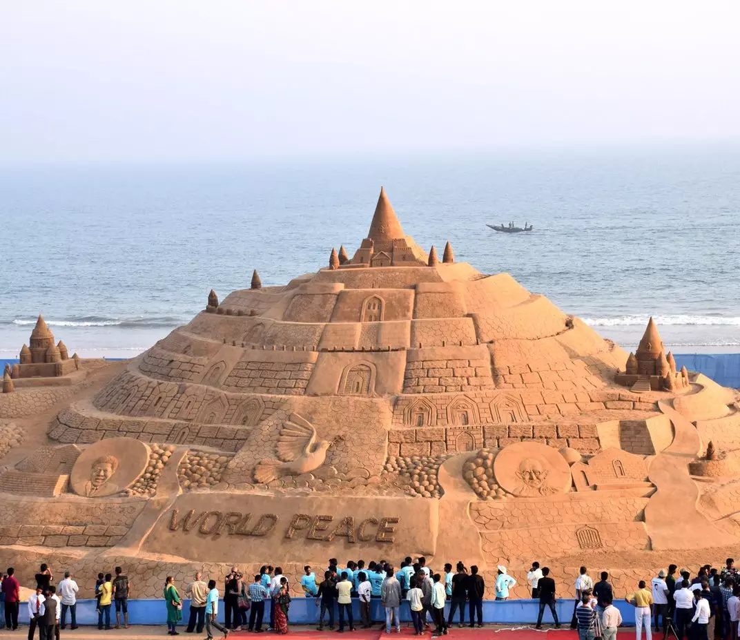 Estas fotos mostram o quão colossal é o castelo de areia mais alto do mundo 40674_4