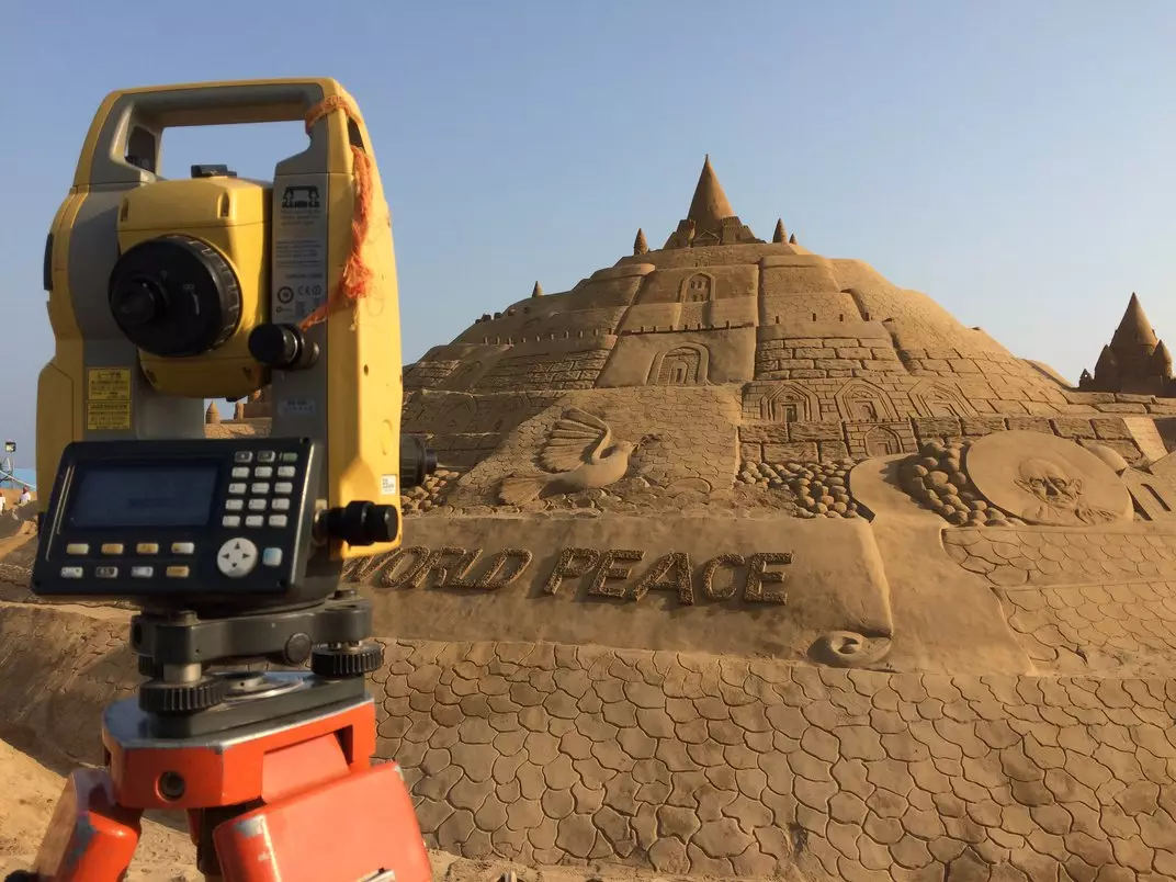 Estas fotos mostram o quão colossal é o castelo de areia mais alto do mundo 40674_6