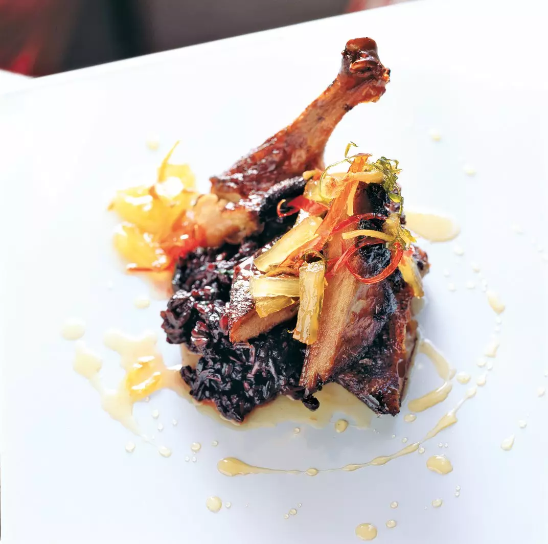 Pečená kachna s černou rýží a ananasovo-karamelovou omáčkou