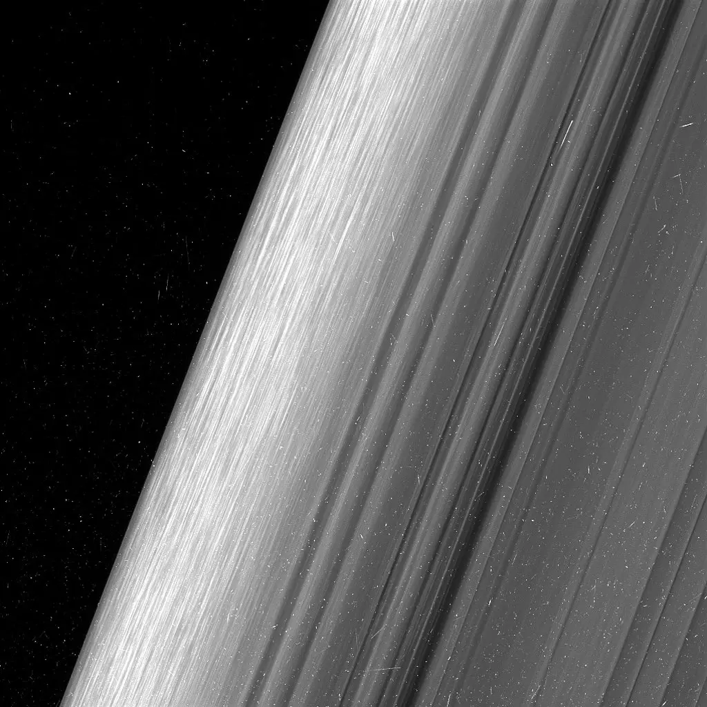 La NASA publie de nouveaux instantanés spectaculaires des anneaux de Saturne 40994_1