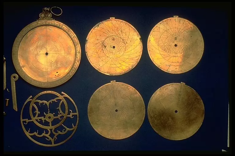 Scéal an Astrolabe, an Fón Cliste Bunaidh
