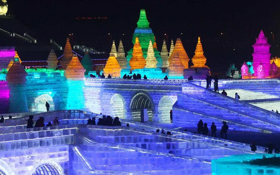 Ce festival de glace en Chine est un rêve aux couleurs de l'arc-en-ciel 41093_3