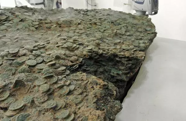 Cercetătorii termină separarea celui mai mare tezaur de monede celtice din lume 41095_1
