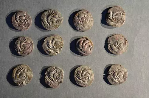 Des chercheurs finissent de séparer le plus grand trésor de pièces celtiques au monde 41095_2