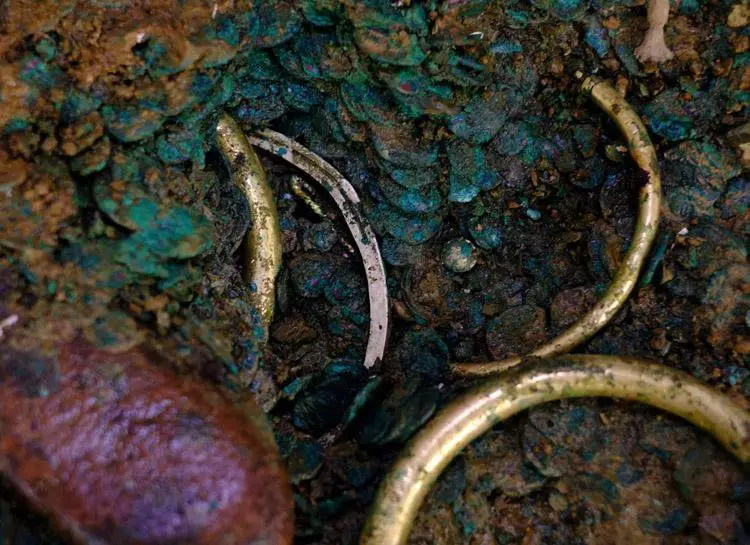 Forscher trennen den größten keltischen Münzhort der Welt 41095_4