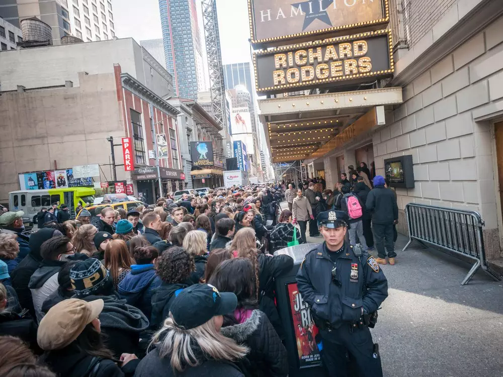 Dè santèn de renmen teyat devan Richard Rodgers Theatre nan Times Square