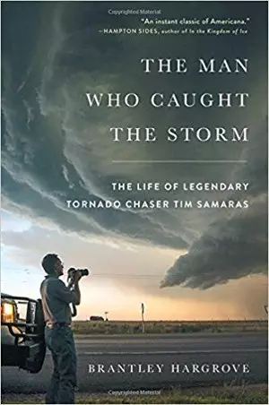 Esikatselu pikkukuva elokuvasta Mies, joka sieppasi myrskyn: Legendaarisen tornadon metsästäjän Tim Samarasin elämä