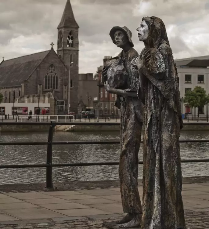 Monumento al la irlanda malsatkatastrofo en Dublino.