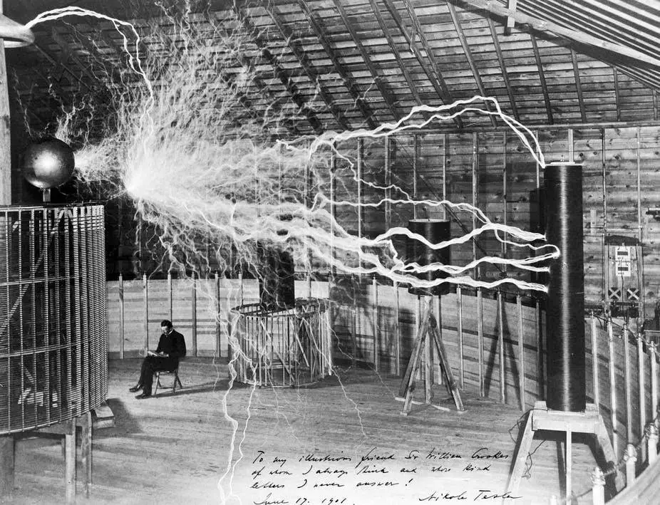 Inventatorul în repaus, cu o bobină Tesla (mulțumită unei expuneri duble).