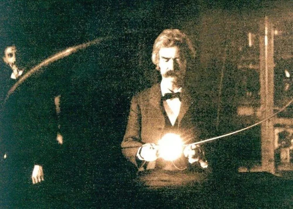 Mark Twain håller i Teslas experimentella vakuumlampa, 1894.