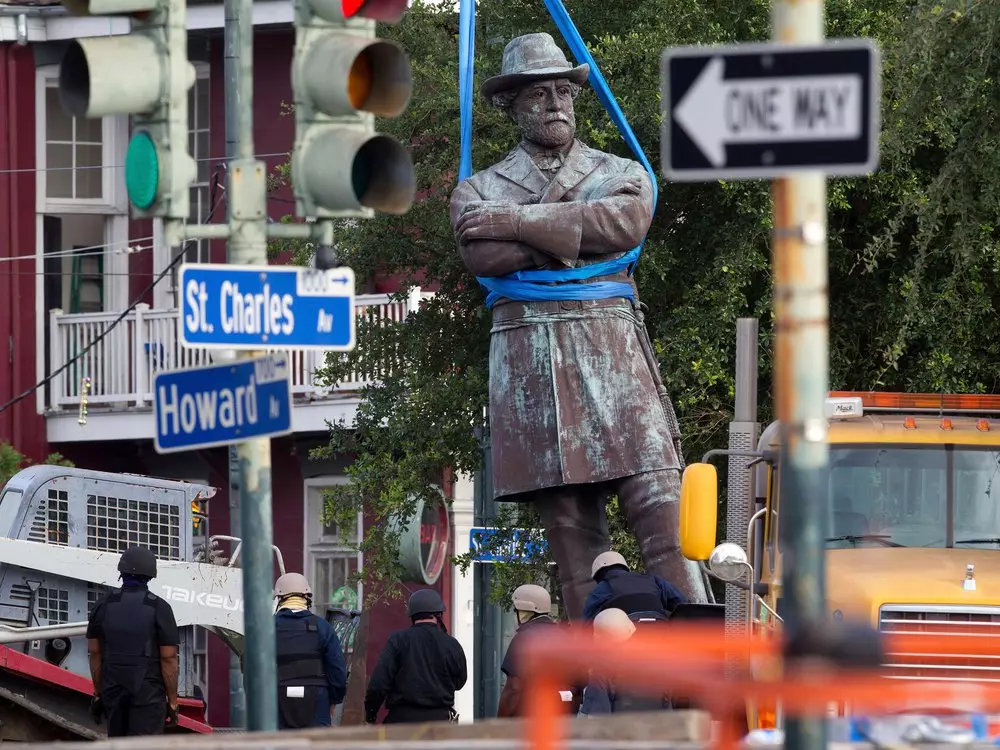 Statuo de Konfederacia Generalo Robert E. Lee estas malaltigita al kamiono por forigo vendrede, la 19-an de majo 2017, de Lee Circle en Nov-Orleano.