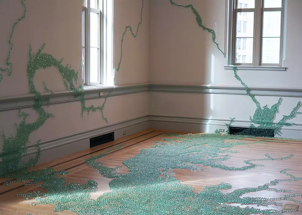 Maya Lin gebruikte 54.000 knikkers om de Chesapeake Bay te modelleren