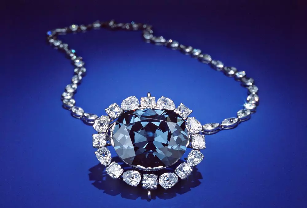 The Hope Diamond teka ing Smithsonian National Museum of Natural History ing 1958. Wiwit iku, ilmuwan museum wis ditemokke akèh bab past inten kang nyenengake. (Dane A. Penland, Smithsonian)