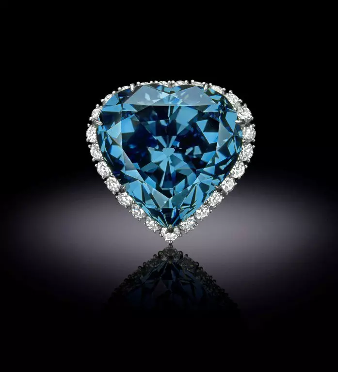 En blå, hjerteformet diamant på mørk bakgrunn.