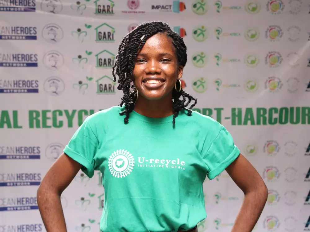 Oluwaseyi by 'n fliekvertoning wat deur haar organisasie aangebied word ter herdenking van Global Recycling Day 2021. Foto met vergunning Oluwaseyi Moejoh