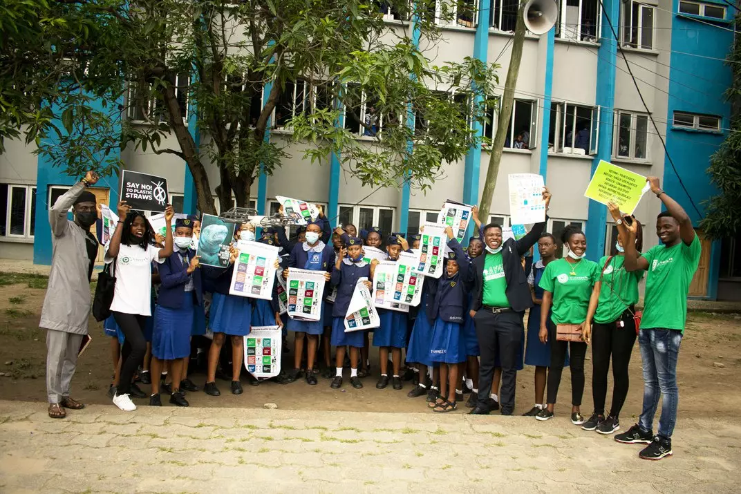 kumpulan pelajar memegang papan tanda berbeza untuk matlamat pembangunan mampan PBB