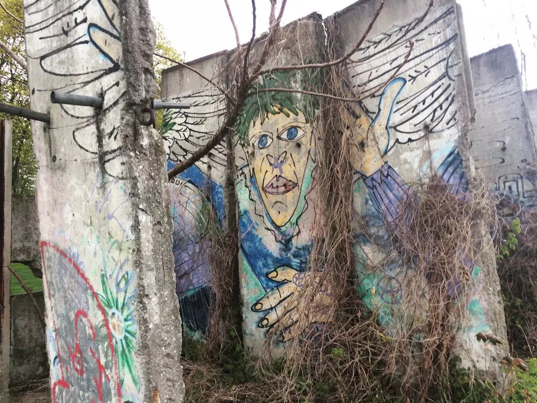 იმერსიული ხელოვნების ინსტალაცია დროებით აღადგენს ბერლინის კედელს