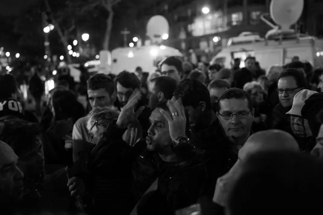 Fotoj de atestanto de la fotisto Cristian Movilă pri la Atako sur Parizo kaj ĝia Sekvo 43034_5