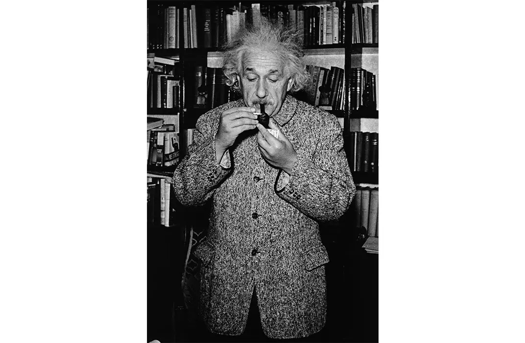 Cén fáth ar thaitin Albert Einstein, an Genius Taobh thiar de Theoiric na Coibhneasachta, lena Phíob 43820_5