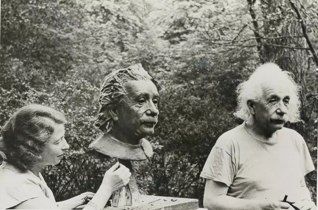 Albert Einstein og myndhöggvarinn Gina Plunguian1