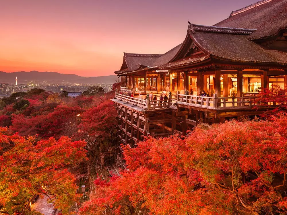 क्योटो, जापान में कियोमिज़ु-डेरा मंदिर में गिरना