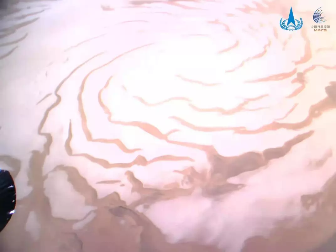 Gambar saka tutup es kutub lor Mars, tutup es kutub katon minangka swirl putih marang lumahing colored teyeng planet.