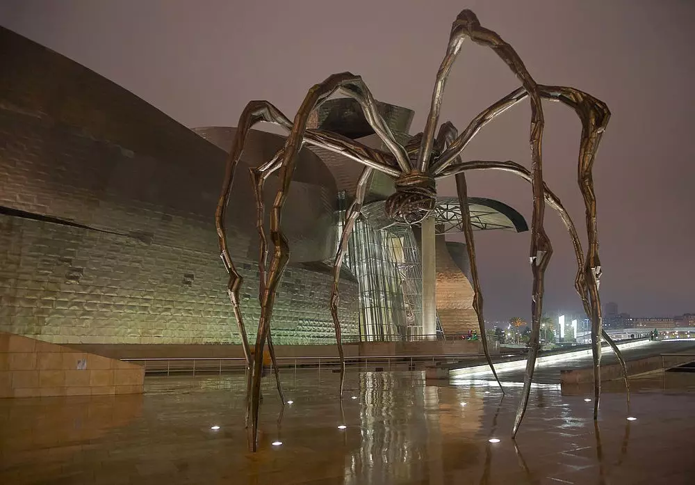 Louise Bourgeois 的蜘蛛雕塑 Maman