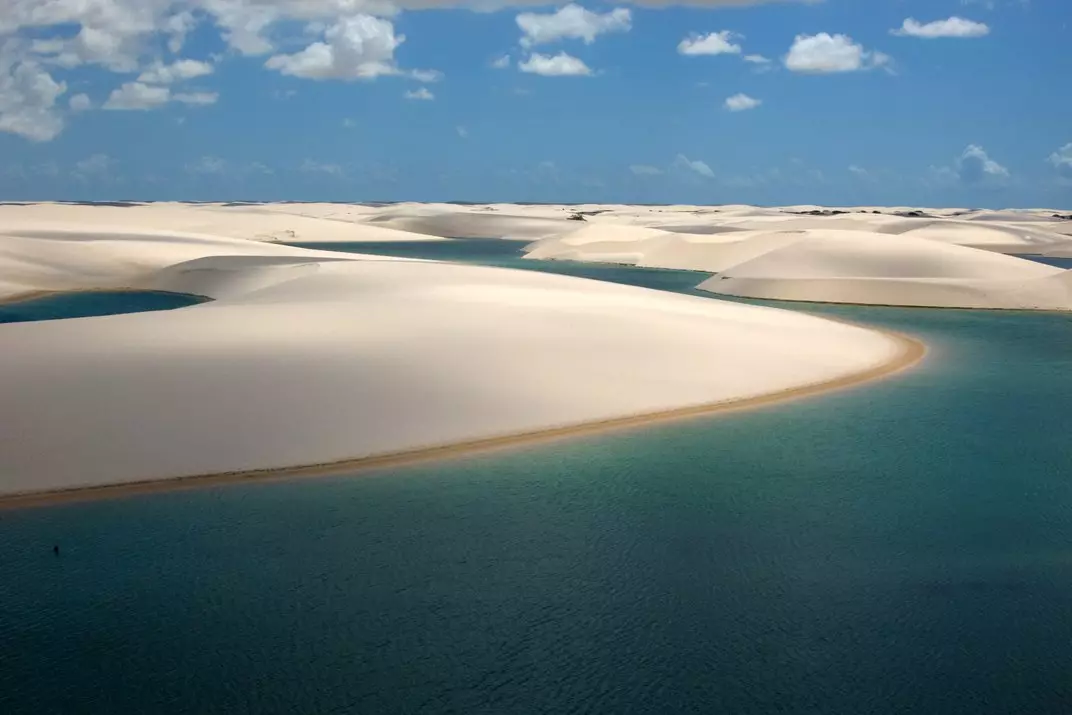 Como acaban miles de lagoas azuis claras nestas dunas de area brasileiras? 44464_10