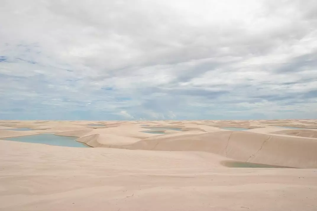 Как тысячи чистых голубых лагун оказались в этих бразильских песчаных дюнах? 44464_11