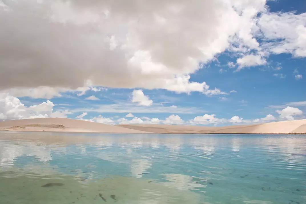 Come finiscono migliaia di lagune blu chiaro in queste dune di sabbia brasiliane? 44464_12