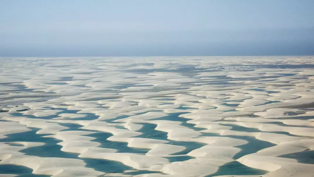 Como acaban miles de lagoas azuis claras nestas dunas de area brasileiras? 44464_15