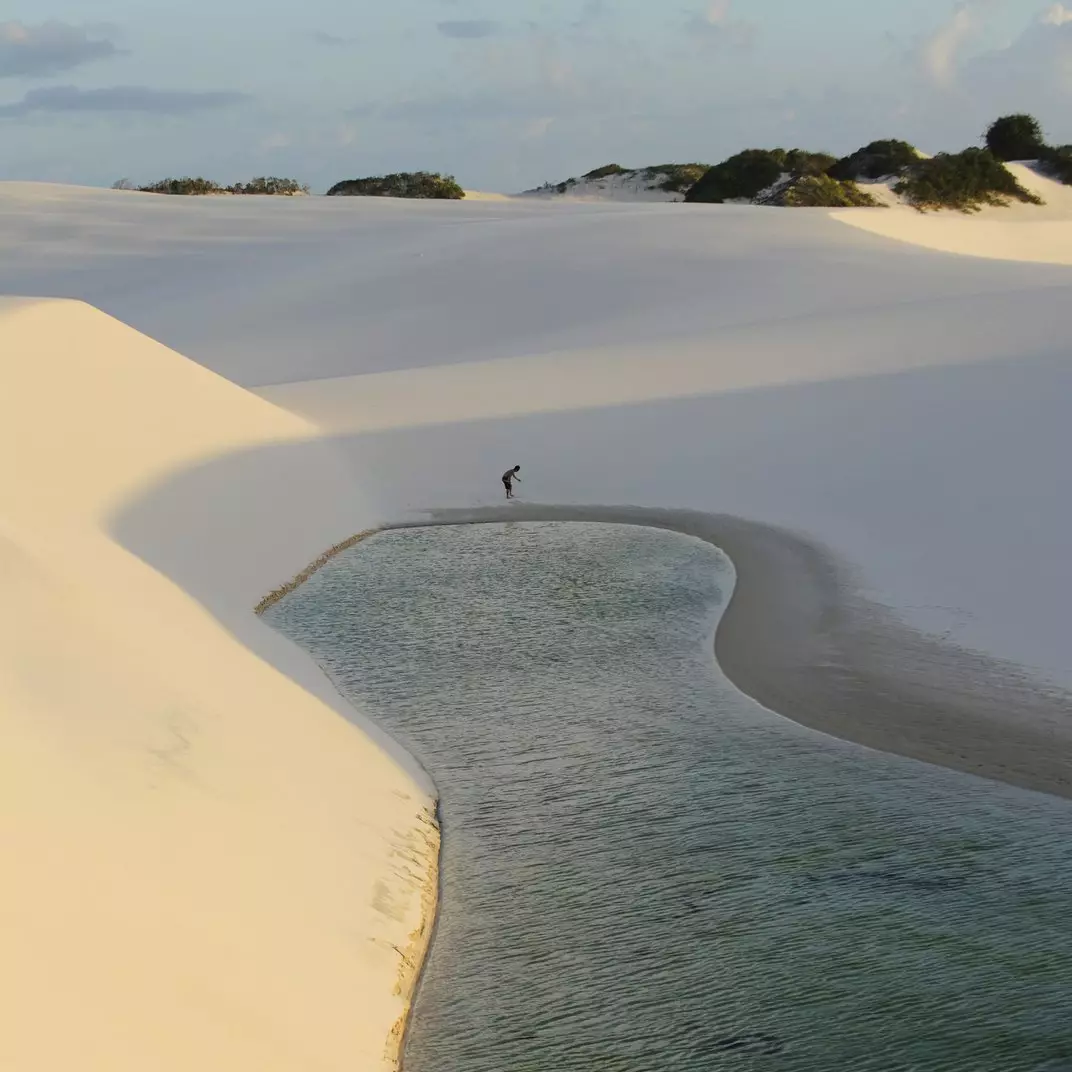 Si përfundojnë mijëra laguna blu të qarta në këto duna rëre braziliane? 44464_2