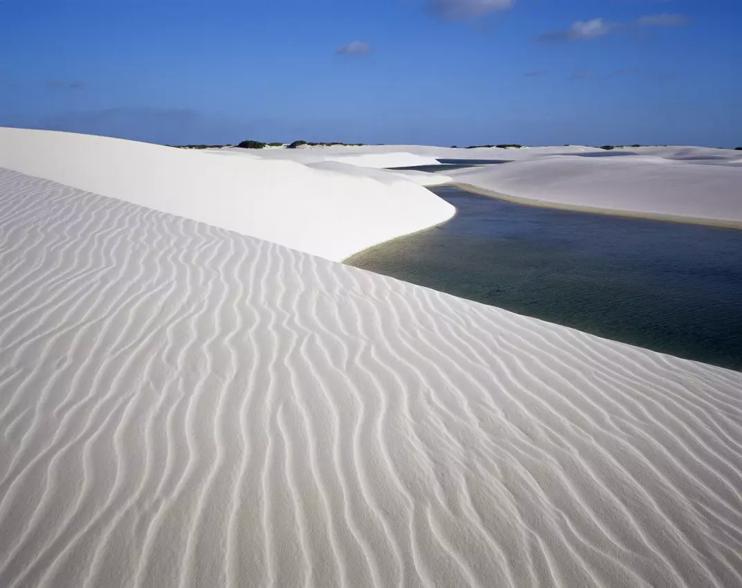 Si përfundojnë mijëra laguna blu të qarta në këto duna rëre braziliane? 44464_4