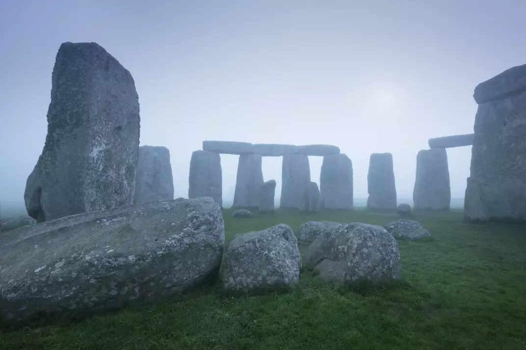 Kodi Pansi pa Stonehenge Pamakhala Chiyani? 44654_3