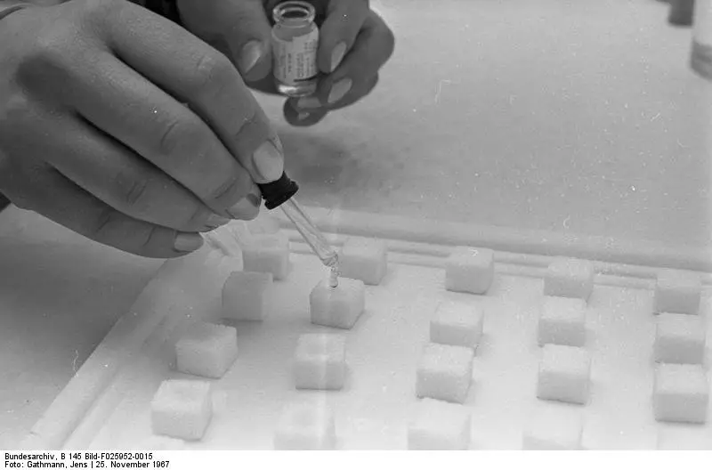 Dosen des oralen Polio-Impfstoffs werden Zuckerwürfeln für die Verwendung in einer Impfkampagne von 1967 zugesetzt