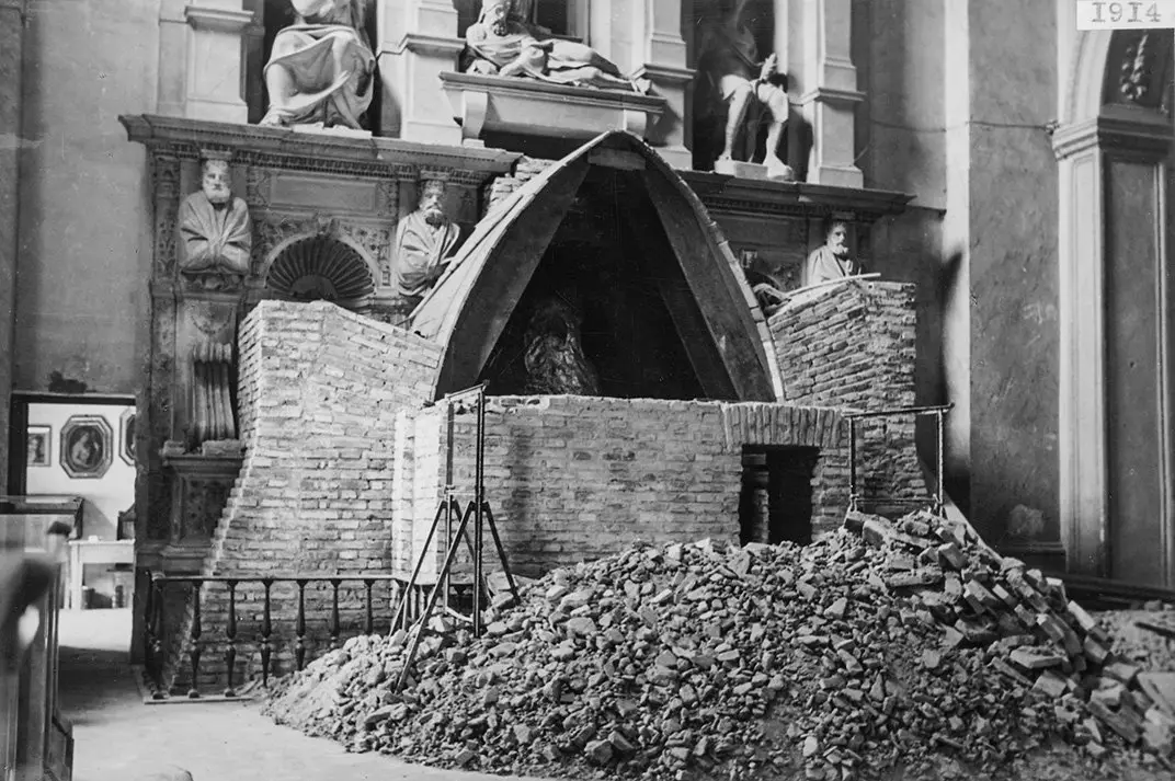 Giunsa Pagluwas sa mga Monumento ang mga Bahandi sa Italya 44812_10
