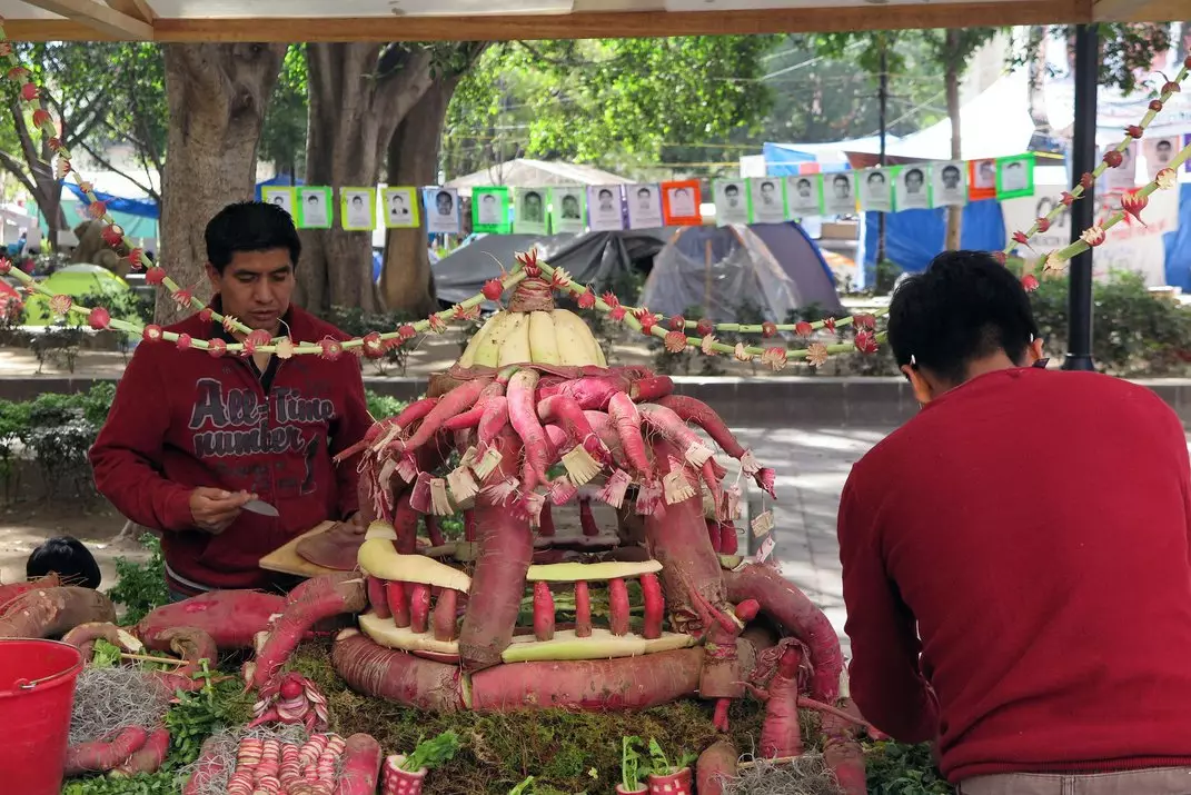 Зошто резбата на ротквица стана популарен празничен настан во Оахака 44873_3