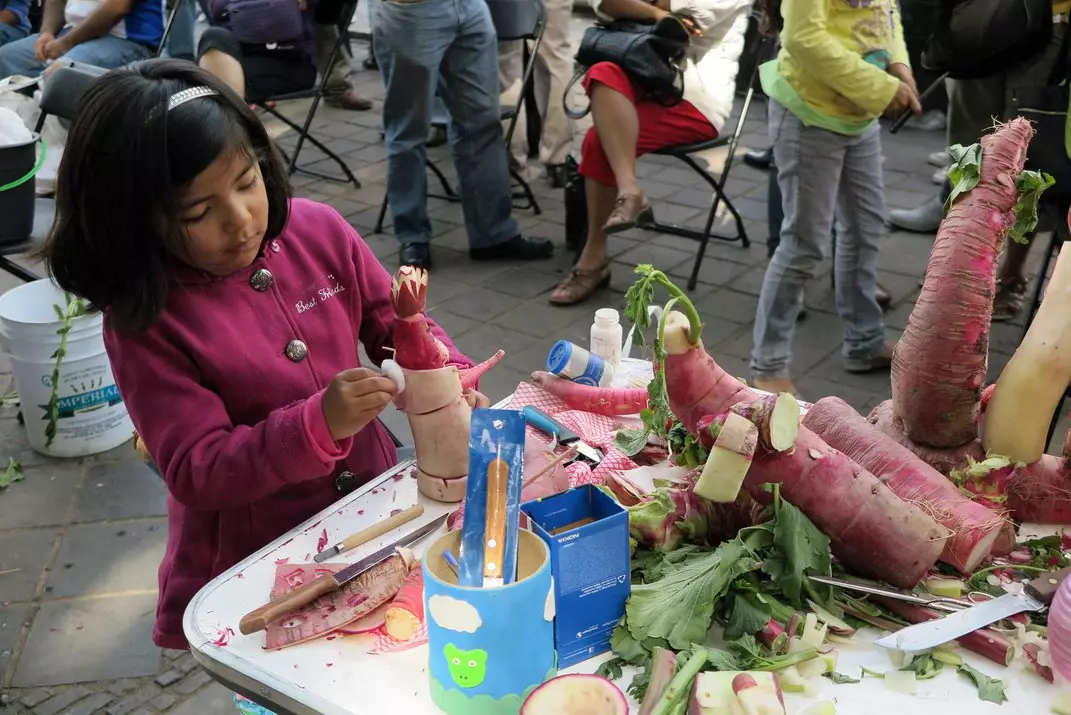 Зошто резбата на ротквица стана популарен празничен настан во Оахака 44873_4