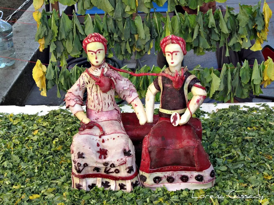 Зошто резбата на ротквица стана популарен празничен настан во Оахака 44873_5